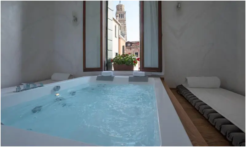 12 Romantic Venice Hotels with Private Hot Tubs [2026]
