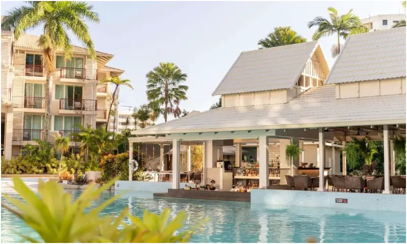 5 Best Cairns Hotels with Swim-Up Bars [2026]